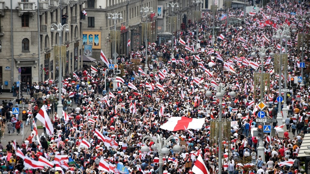 Tens Of Thousands In Belarus Protests Demand Lukashenkos Resignation