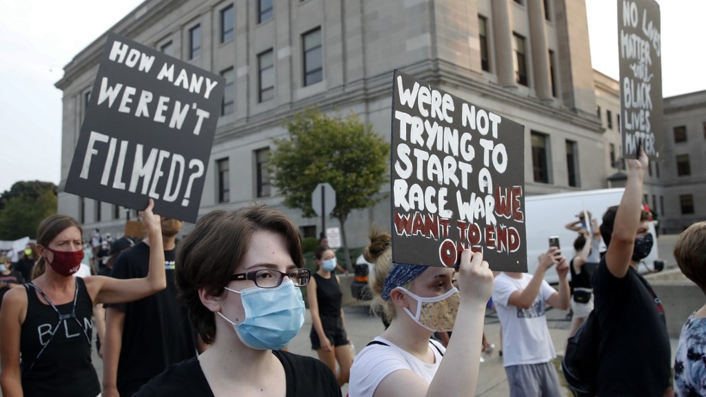 Us Protesters Police Face Off After Black Man Shot In Back