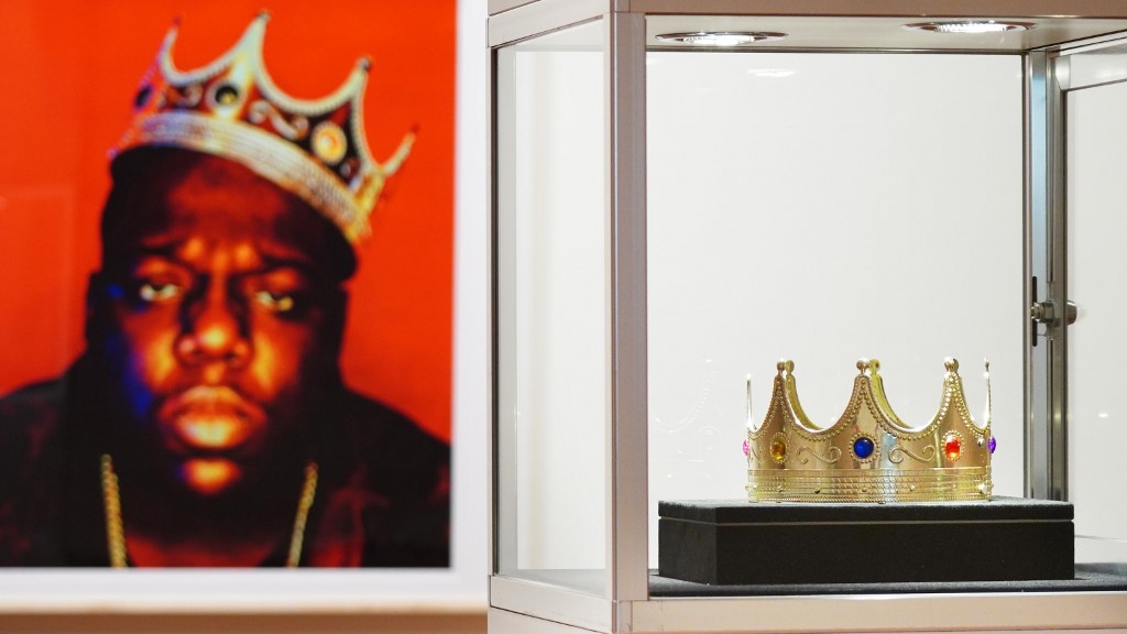 Rapper Biggie's crown sells for $595,000 at hip hop auction