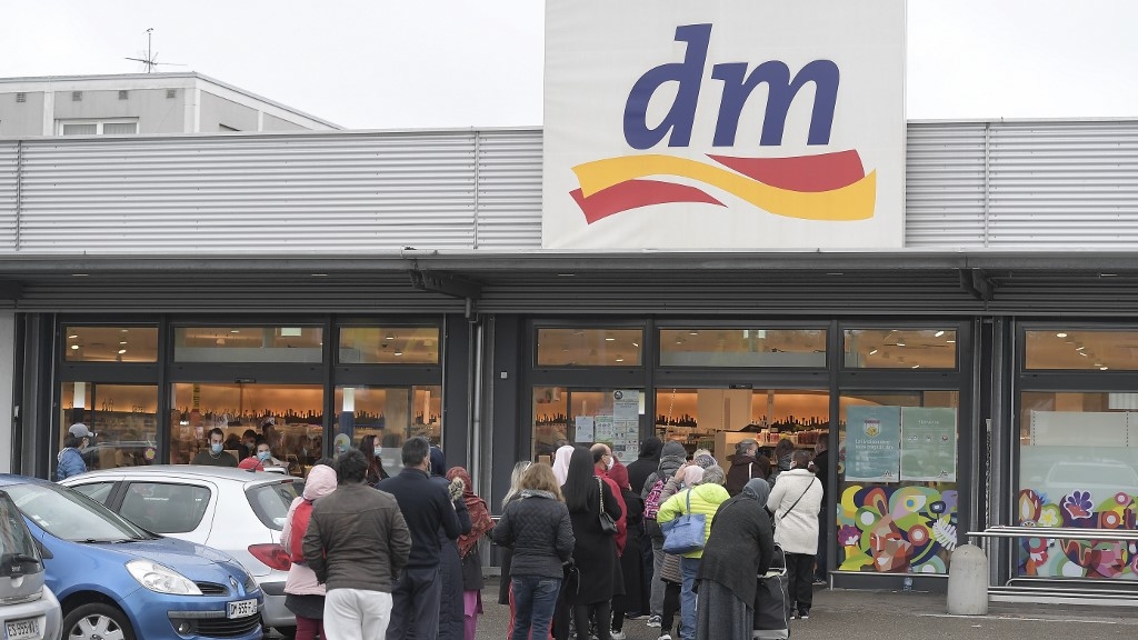 German consumer confidence survey dips on lockdown fears