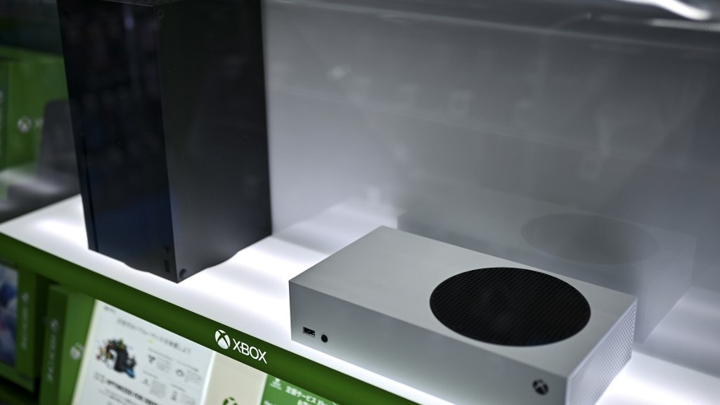 New Xbox hits stores, launching holiday season console war