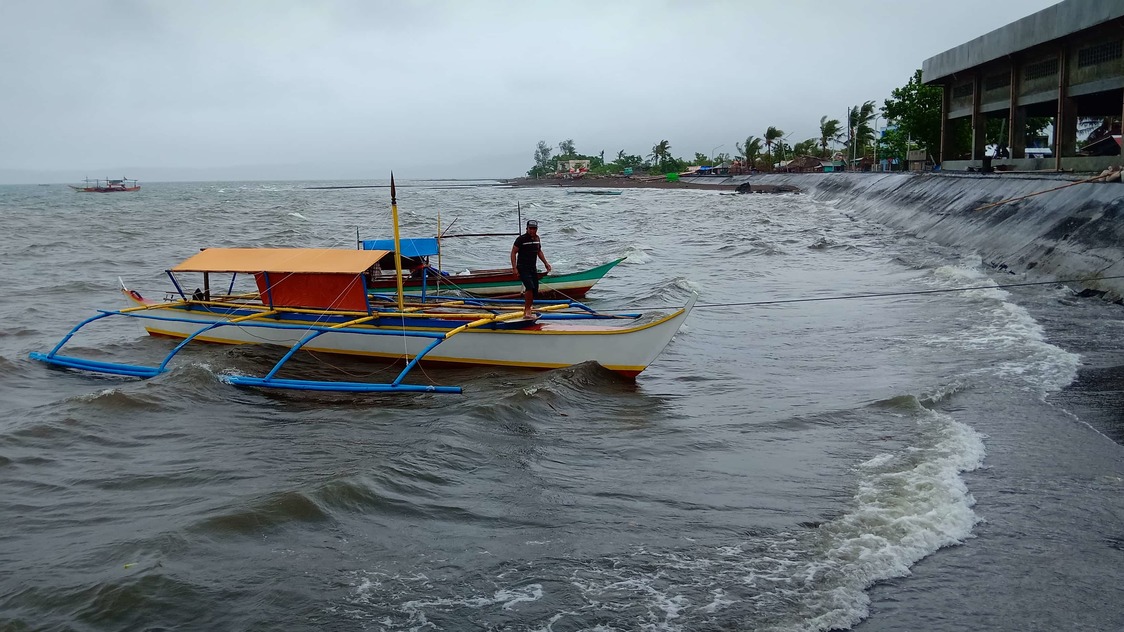 2 dead, 3 missing from strong winds, floods in Bicol