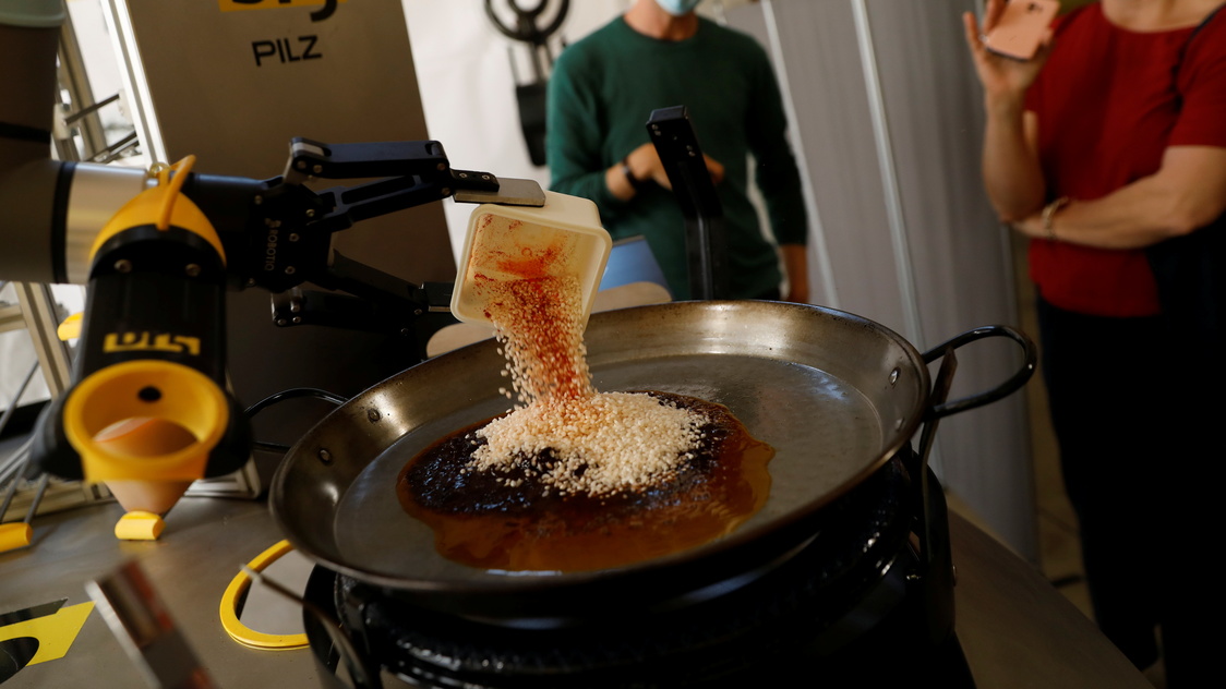 Robot-made paella given thumbs up by Spanish chef