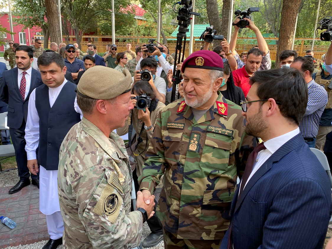 In symbolic end to war, US general steps down from Afghanistan command