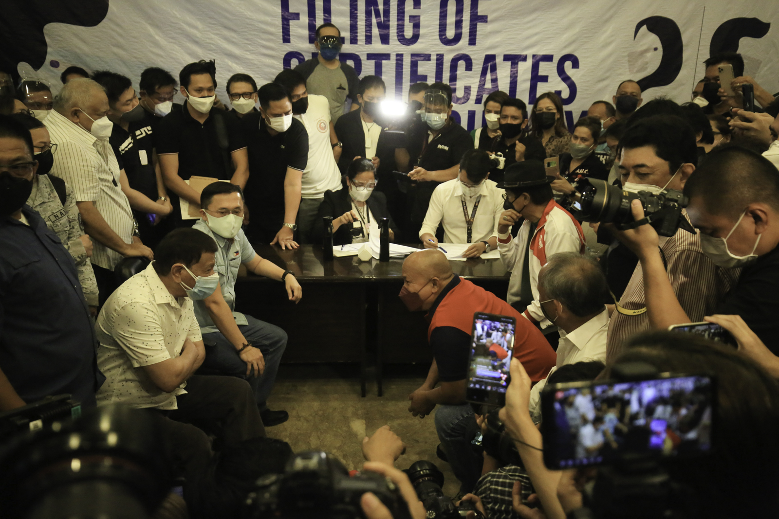 Duterte, allies break Comelec protocols during substitution